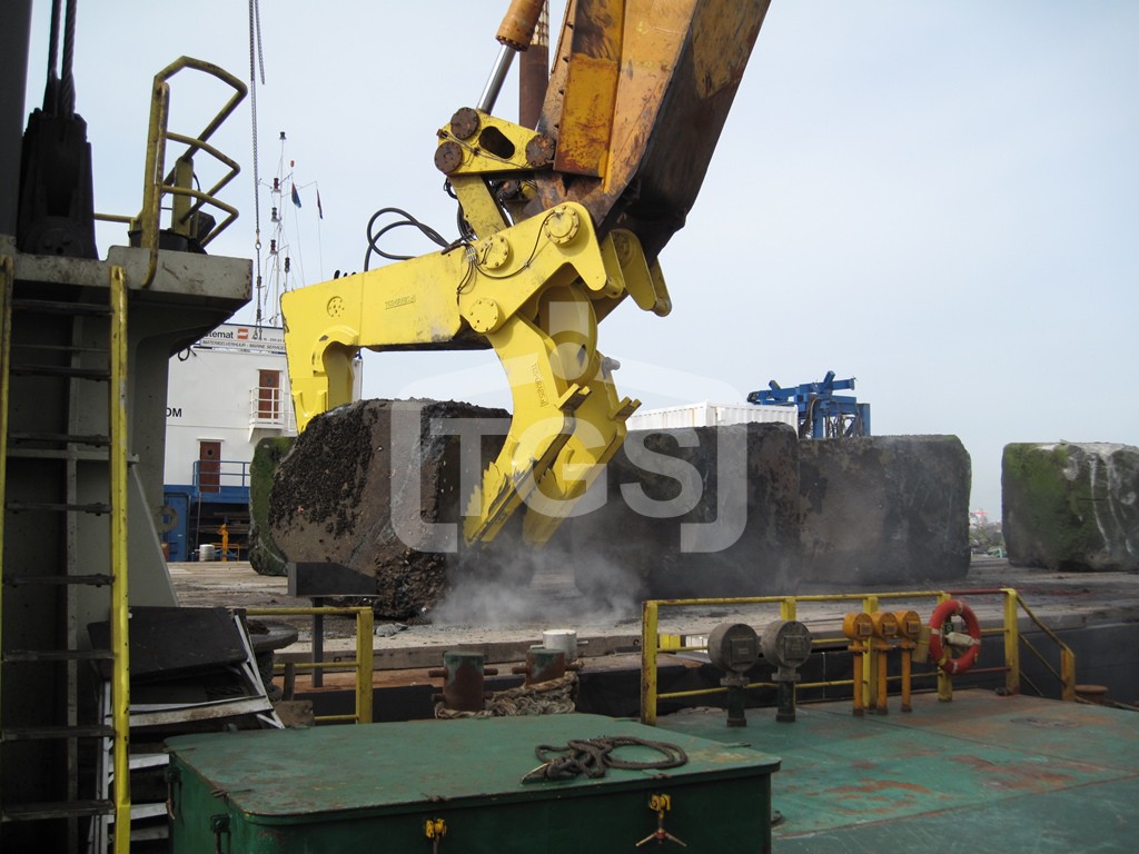 Special Hydraulic Rock / Block Handling Grabs | The Grab Specialist B.V.